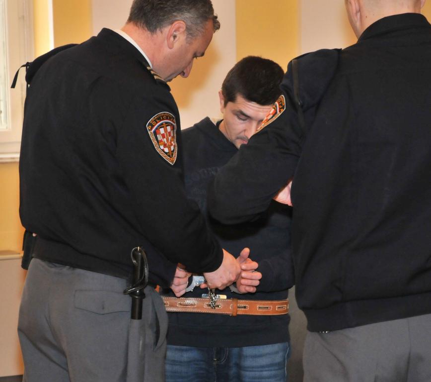 Zbog dilanja heroina tri godine zatvora - Zadarski list