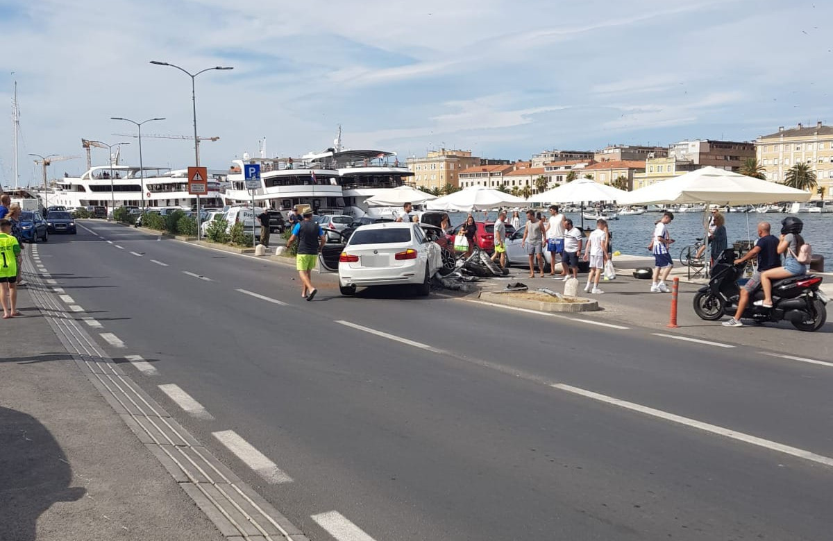 [FOTO] Vozač automobilom izletio s ceste na Liburnskoj obali - Zadarski list