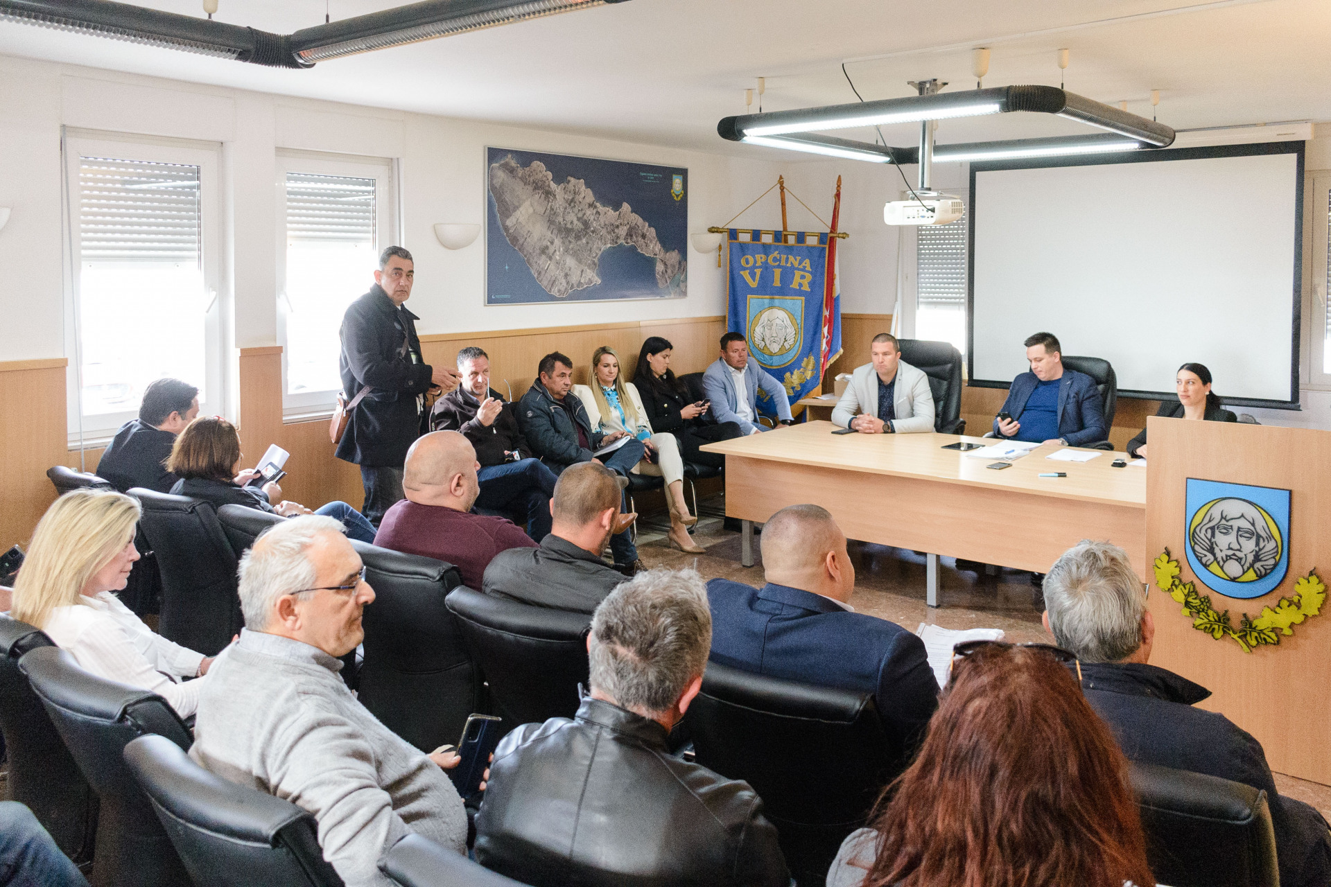 Virsko vijeće pred raspuštanjem, Okreša zatražila smjenu predsjednika ...