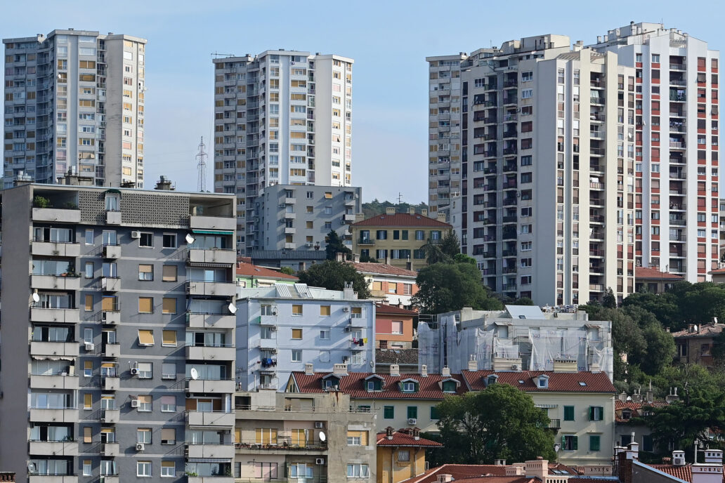 Porez na nekretnine bi mogao stimulirati daljnju masovnu prodaju kuća i stanova strancima, evo i ...