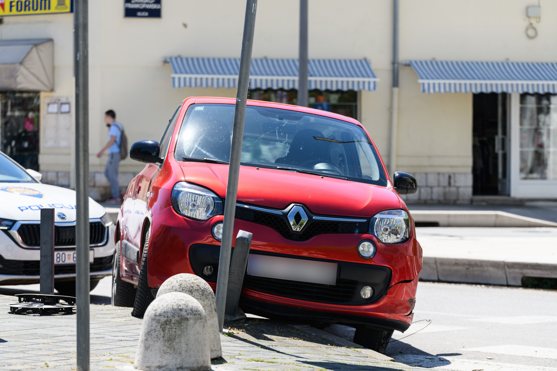 [FOTO] Nesreća kod City Gallerie, auto se zabio u stup - Zadarski list