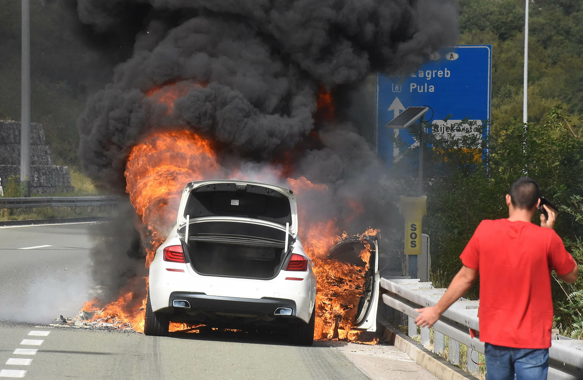 [FOTO] Na autocesti u potpunosti izgorio automobil u požaru - Zadarski list