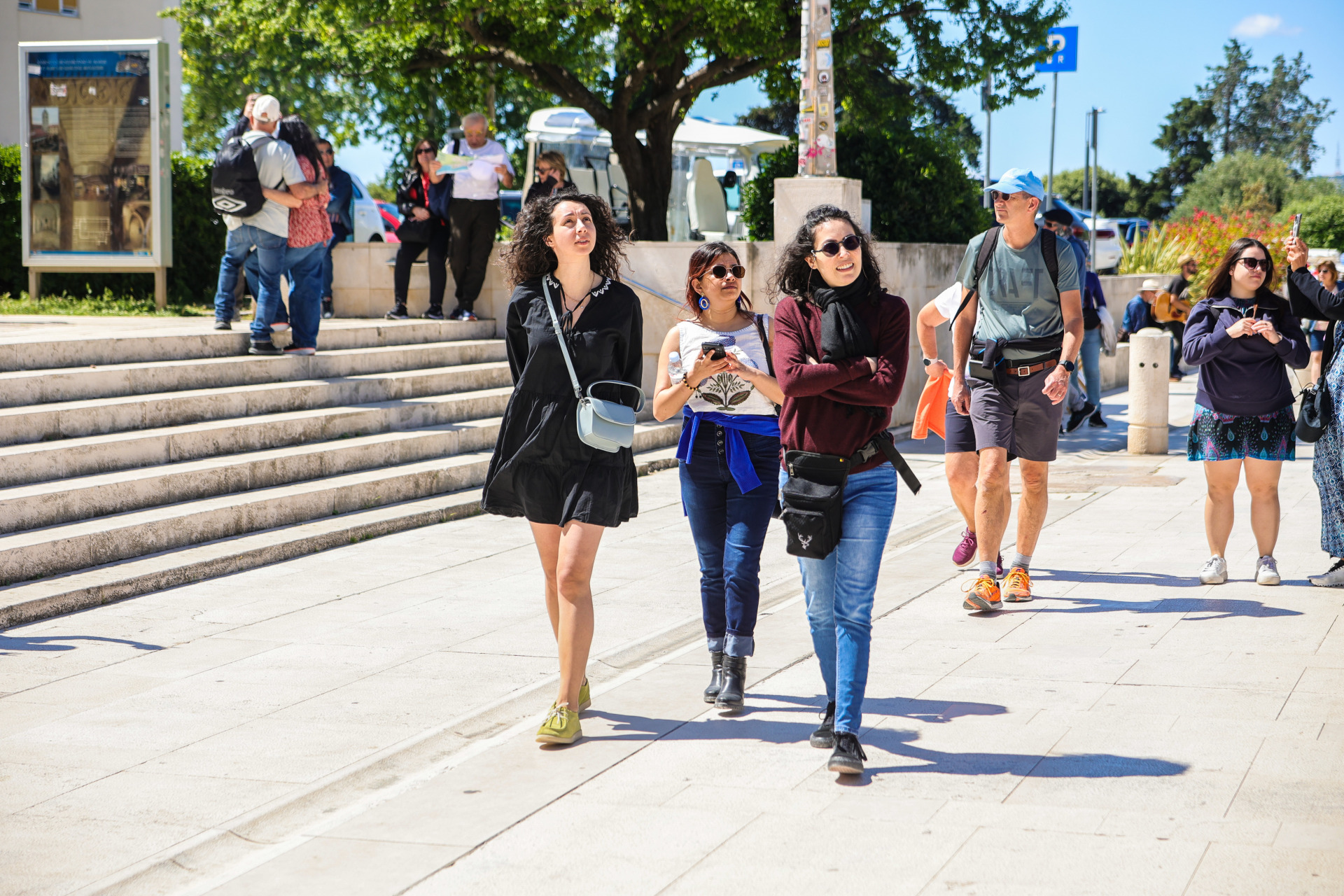 [XXL FOTO] Poluotok je danas vrvio šetačima, evo koga smo sve sreli ...