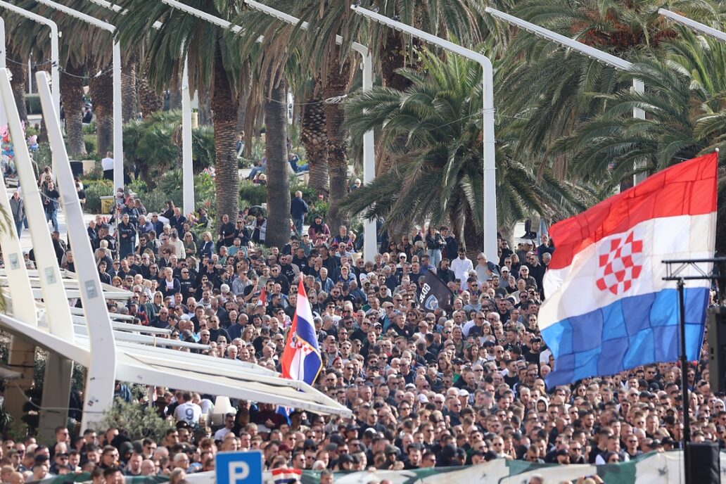 Torcida u Splitu prosvjeduje zbog uhićenja muškaraca koji su tjerali ...