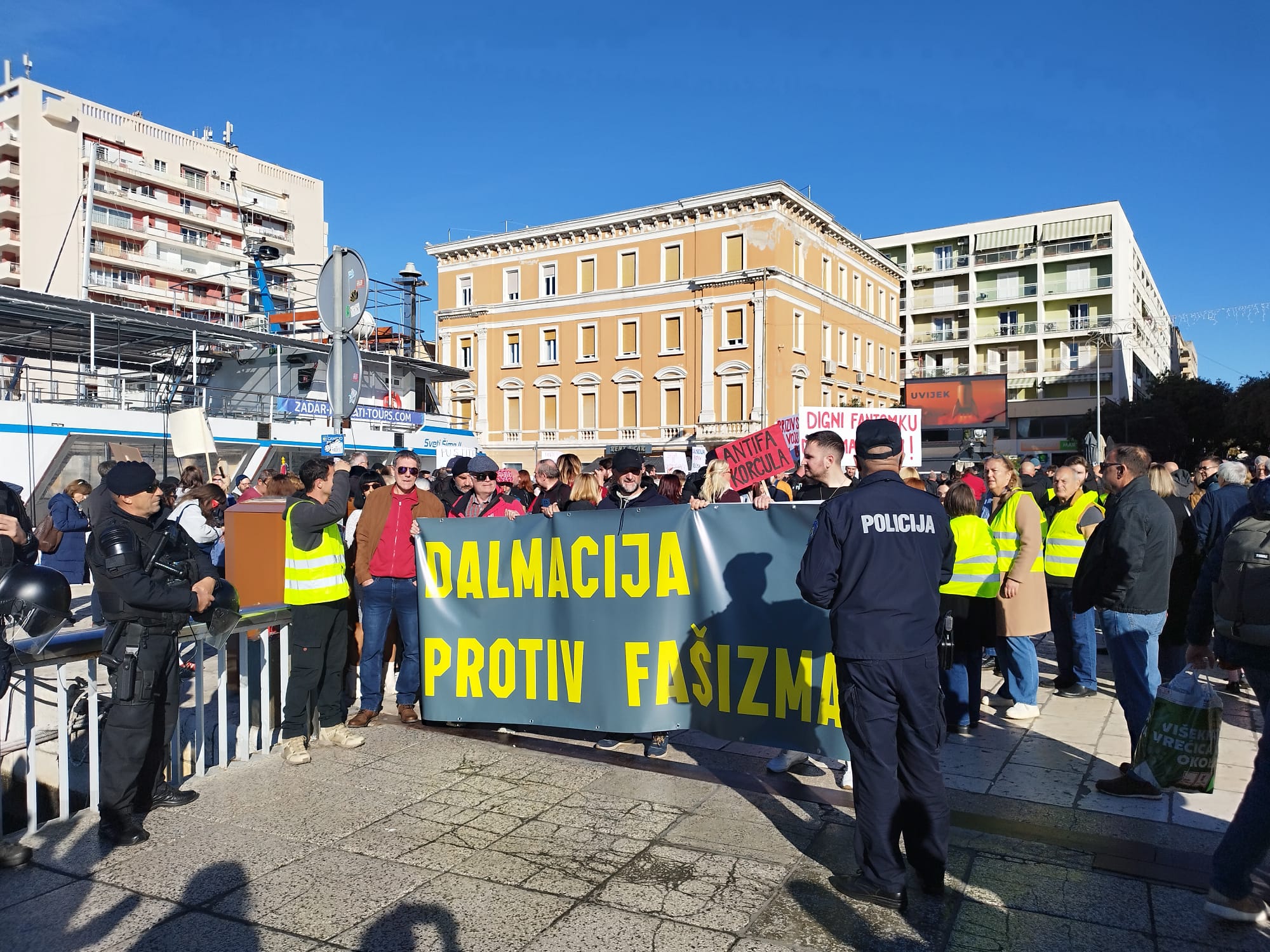 [FOTO] Završen prosvjed protiv fašizma na kojem su prosvjednici ...